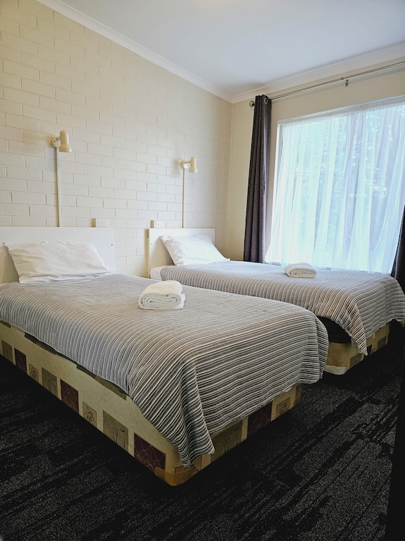 Tranquil Retreat On Middleton Road, Mid-way Between The City And The Sea! - Albany