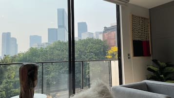 Apartamento luxo, 3 quartos, sacada | Vista para a rua