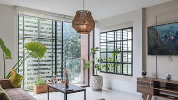 Apartamento luxo, 3 quartos, sacada | Área de estar | Smart TV 60 polegadas com canais digitais, Netflix, Hulu
