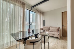 Apartamento Deluxe, Vista para a cidade | Sala de estar | Televisor LED de 55 polegadas com canais digitais 