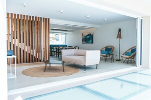 Smart TV de 42 polegadas com canais digitais, Netflix 