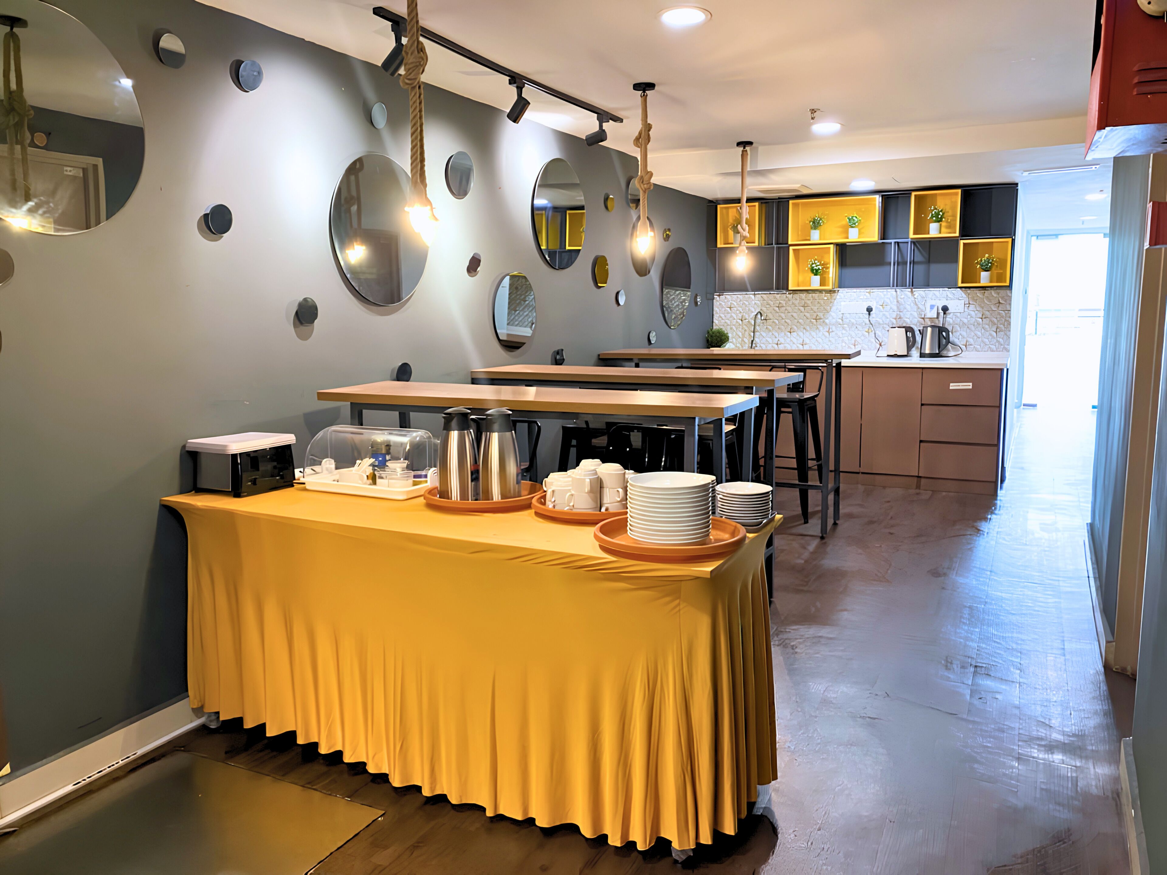 Uma cozinha moderna com mesa de buffet, eletrodomésticos de aço inoxidável e diversos pratos.