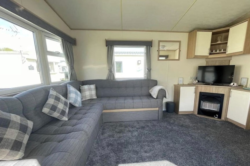 3 Bed Caravan Sleeps 8 - Parking, Bbq, Pool - Essex
