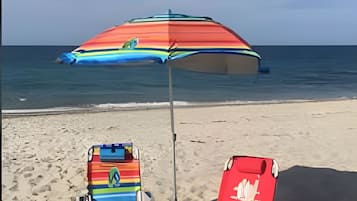 Estúdio standard | Praia | Espreguiçadeiras, guarda-sóis, toalhas de praia