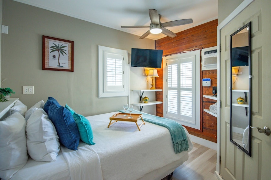 Pierre's Perch: Discover Charm And Convenience, Perfect Studio Retreat In Key West With Shared Pool - Key West, FL