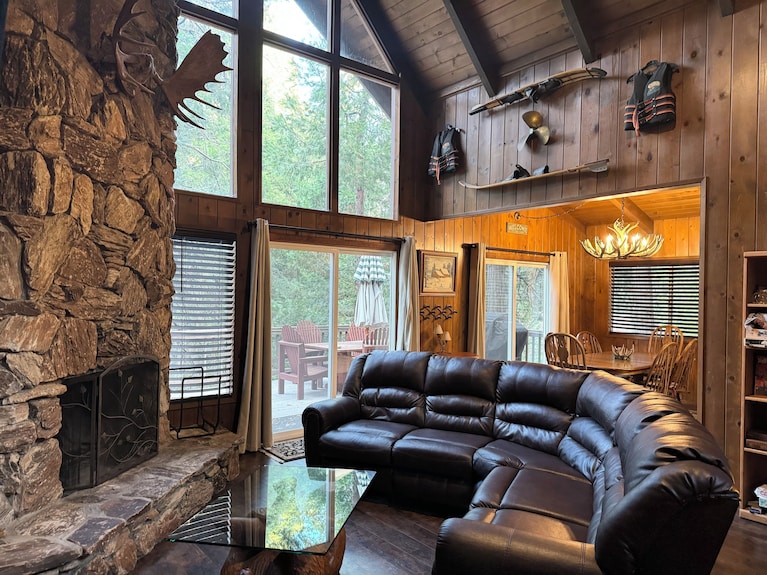 Lazy Bear Lodge, A Spacious Retreat Walking Distance To Village & Lake! - Lake Arrowhead, CA