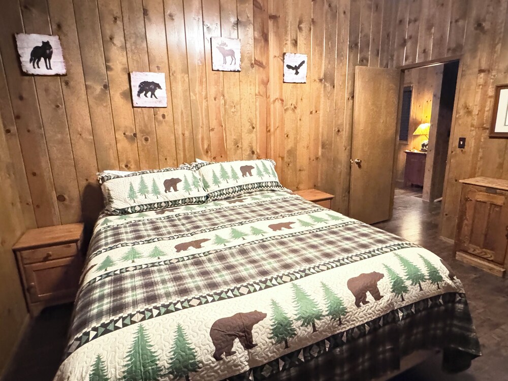Lazy Bear Lodge, A Spacious Retreat Walking Distance To Village & Lake! - Lake Arrowhead, CA