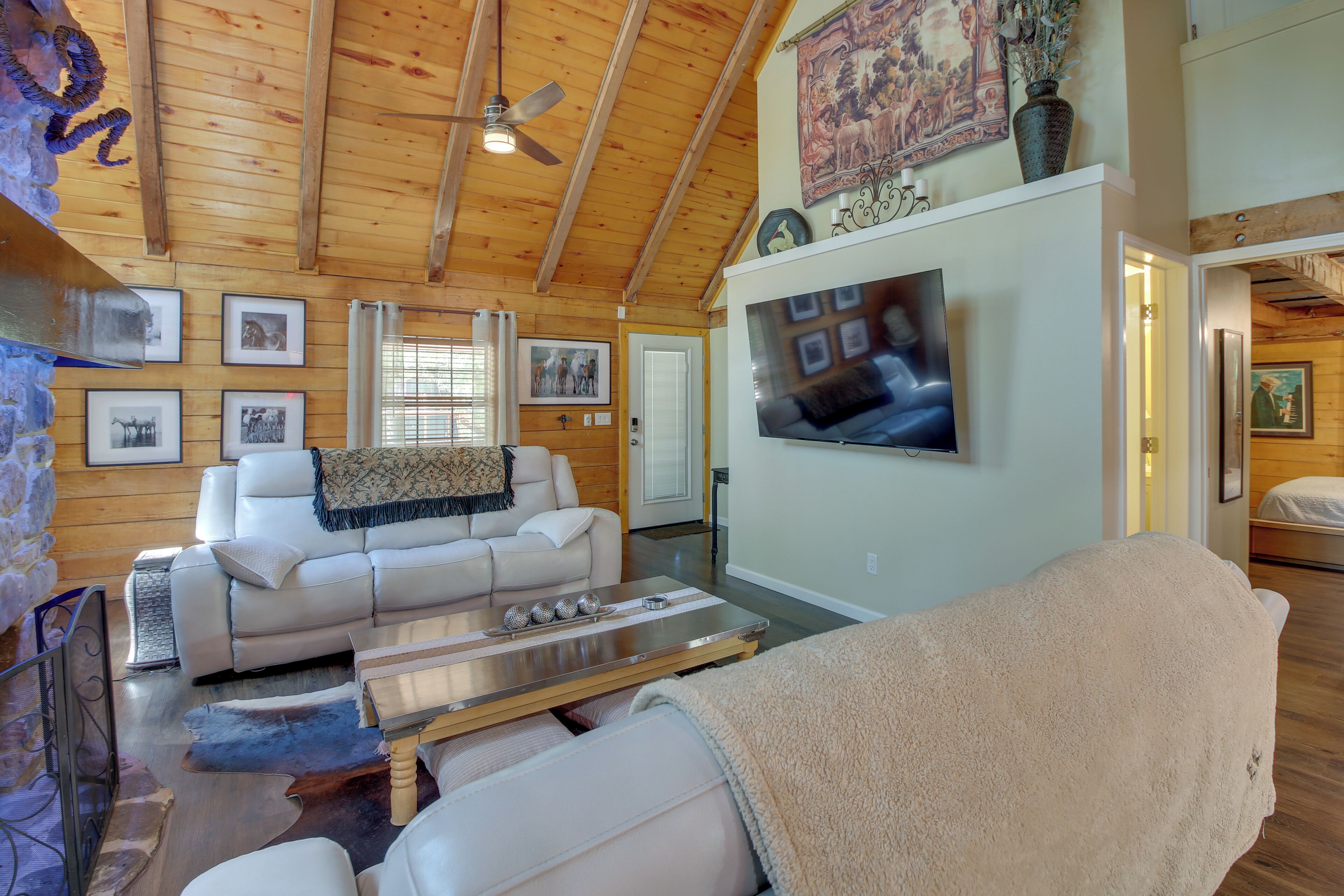 Hot Springs Cabin W/ Deck + Mountain Views! - Hot Springs Village, AR