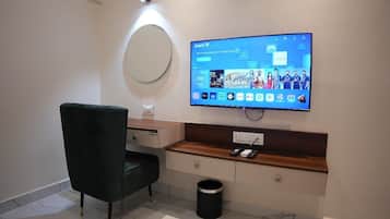 Suite-Estúdio de Luxo | Sala de estar | Televisor