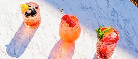 Três bebidas sobre uma mesa de mármore.