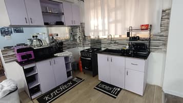 Um frigorífico, um micro-ondas, uma placa de cozinha