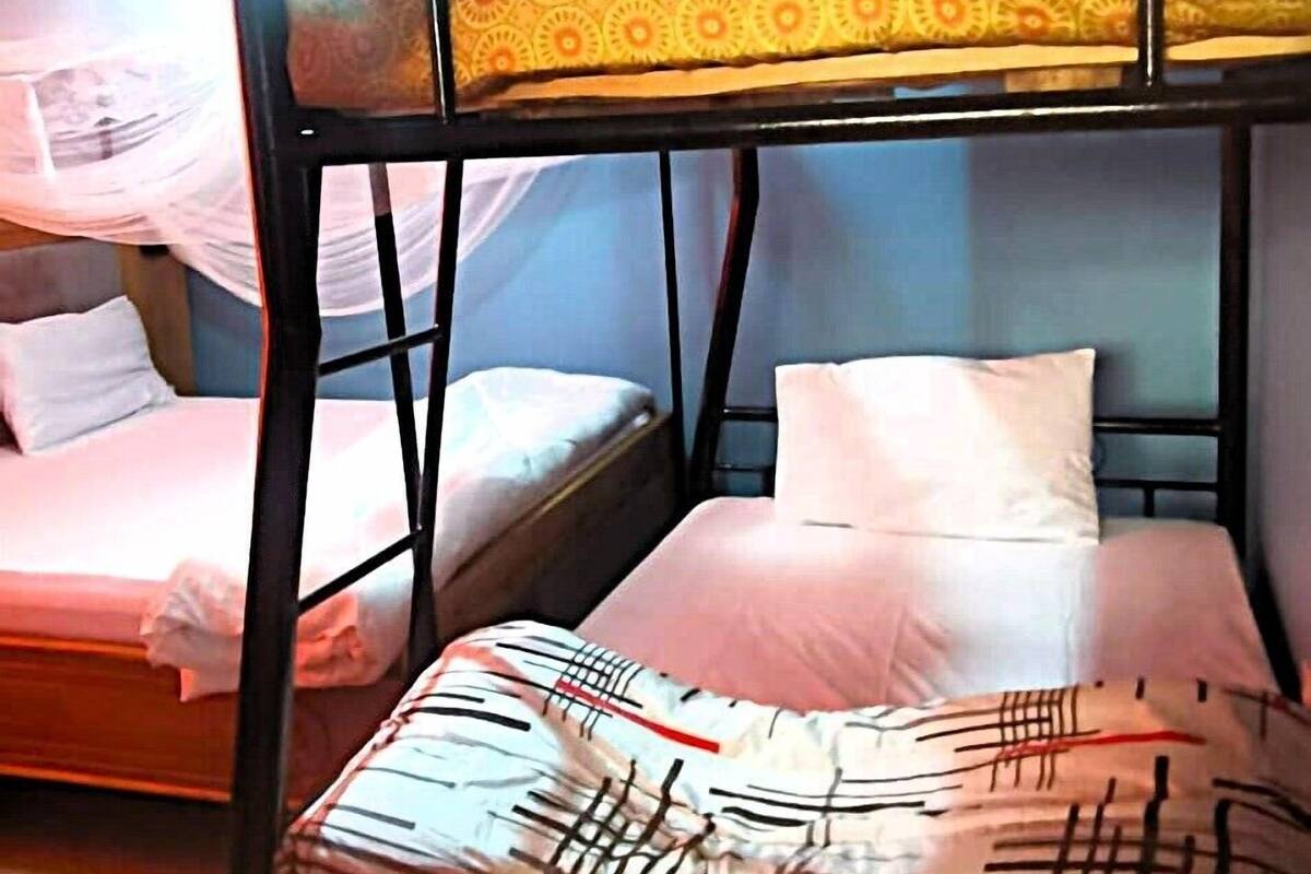 1 quarto, secretária, secretária adequada para computadores portáteis