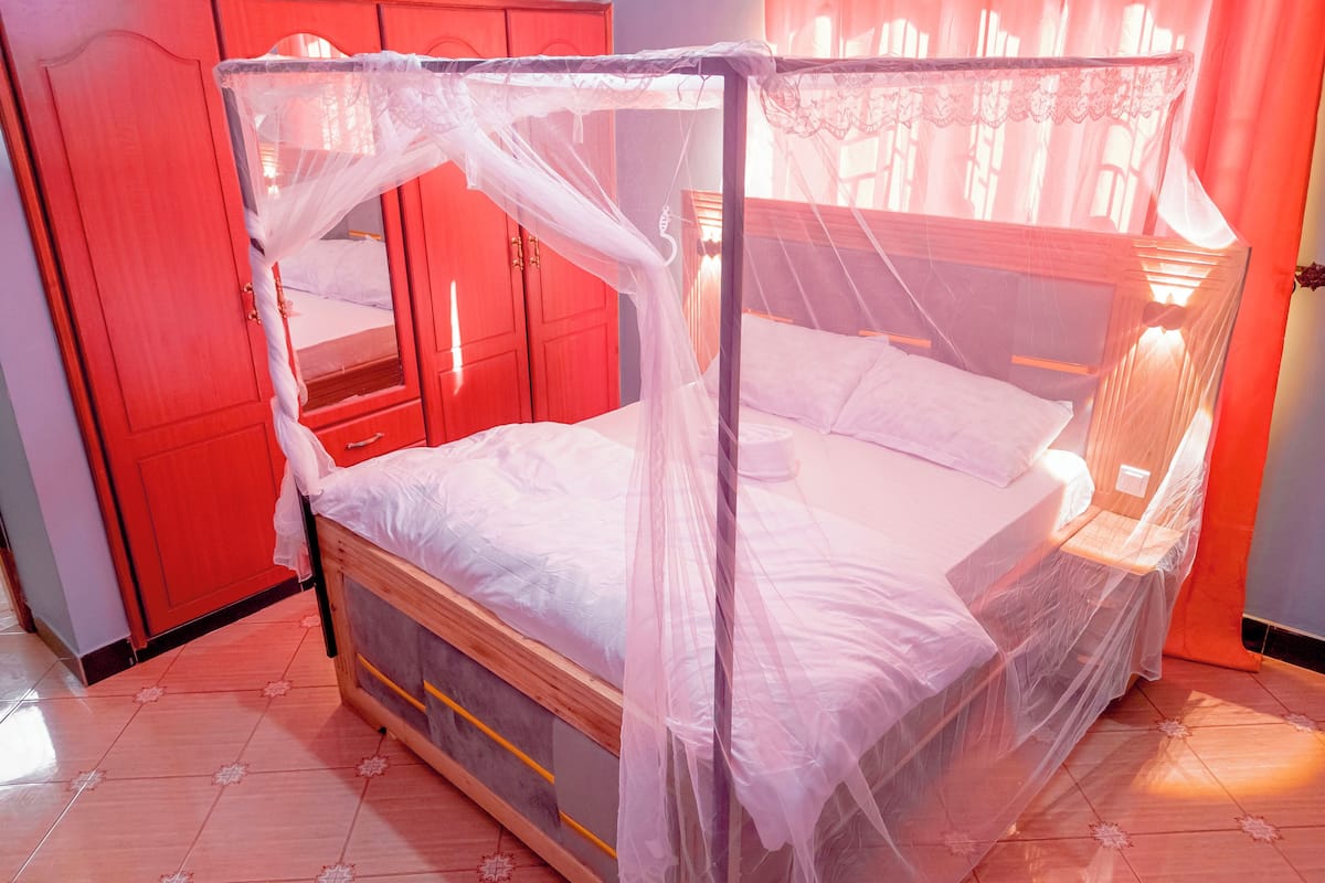 Quarto Duplo Comfort, 1 cama de casal, vista para o pátio | 1 quarto, secretária, secretária adequada para computadores portáteis