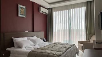 Quarto Duplo Standard | Secretária, secretária adequada para computadores portáteis