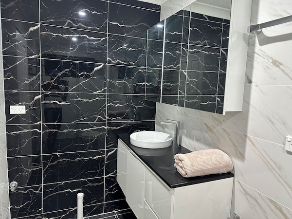 Cheerful 4 Bedroom With Free Parking - Kingswood