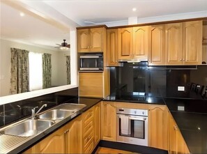 Casa Familiar, 4 quartos, cozinha, vista para o jardim | Cozinha privada | Uma chaleira elétrica