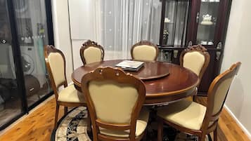 Casa Familiar, 4 quartos, cozinha, vista para o jardim | Refeições no quarto