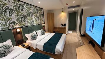 Quarto Triplo Deluxe | Roupa de alta qualidade, minibar, secretária, Wi-fi grátis