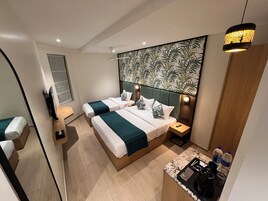 Quarto Triplo Deluxe | Roupa de alta qualidade, minibar, secretária, Wi-fi grátis 