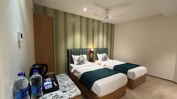 Quarto Twin Deluxe | Roupa de alta qualidade, minibar, secretária, Wi-fi grátis