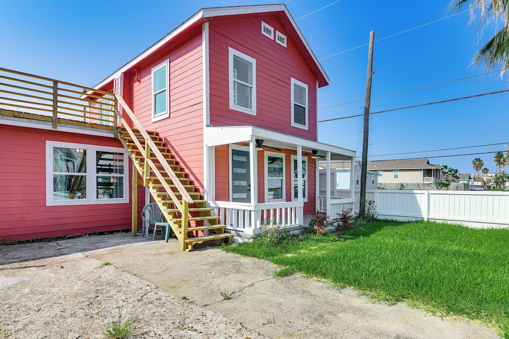 Pet-friendly Galveston Retreat < 1 Mi To Beaches! - Galveston, TX