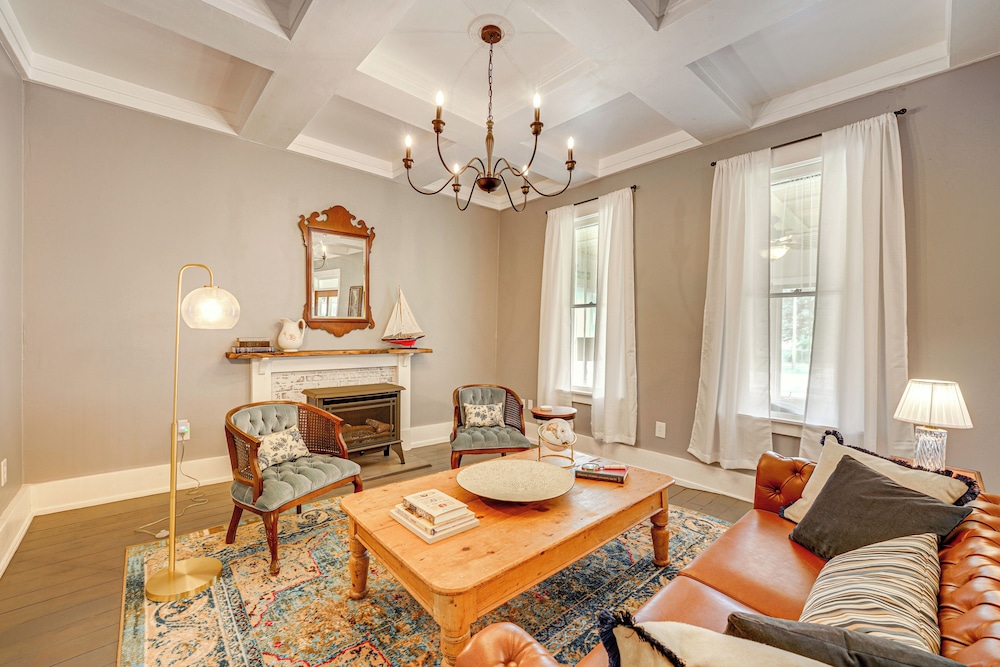 Spacious Vintage Gem W/ Sunroom In Manistee! - Manistee, MI