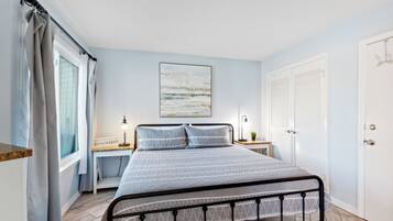 Condo com design assinado, 2 quartos, vista para a piscina, ao lado da praia | Individualmente decorados, individualmente mobiliados