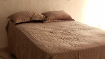 Quarto quádruplo básico | Wi-Fi de cortesia, roupa de cama