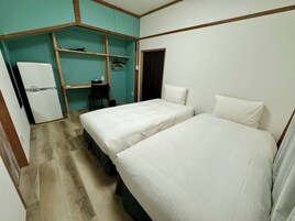 Quarto Twin | Edredões de penas, secretária 