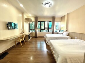 Quarto Duplo ou Twin de Luxo, Vista para a cidade | Sala de estar | Televisor de ecrã plano de 42 cm com canais digitais