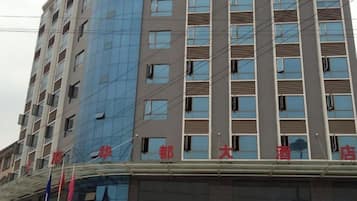 Edifício com várias andares e fachada moderna, combinando elementos de vidro e metal.