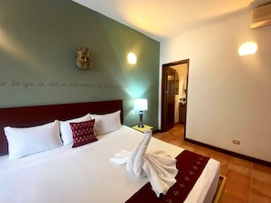 Quarto Duplo Comfort, vista para o pátio | Cofre no quarto, Wi-fi grátis, roupa de cama fornecida 