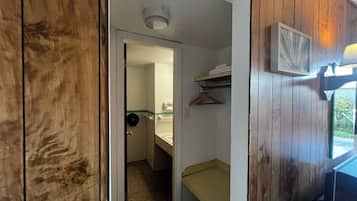 Quarto casal standard | Banheiro | Chuveiro, toalhas de banho, sabonete, shampoo
