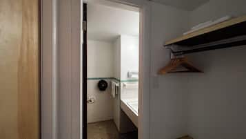 Quarto casal standard | Banheiro | Chuveiro, toalhas de banho, sabonete, shampoo