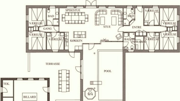 Planta baixa de um hotel com piscina, spa, sala de bilhar e vários quartos de hóspedes identificados com comodidades como 'bad', 'stue' e 'gang'.