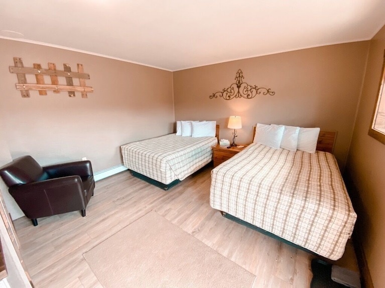 Relaxing Getaway In Our Woodsy Deluxe Room At Lodges Of Oak Creek! - Oak Creek, CO