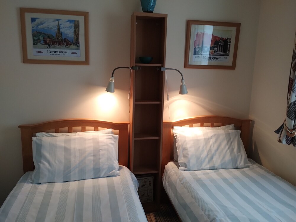 Central 2-bedroom Apartment With Private Parking - Home From Home - Edinburgh