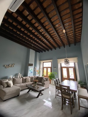 Apartamento presidencial, vista para a cidade | Área de estar