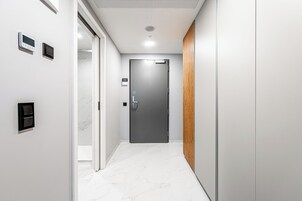 Apartamento Superior | Sala de estar | Smart TV de 32 polegadas com canais via satélite 