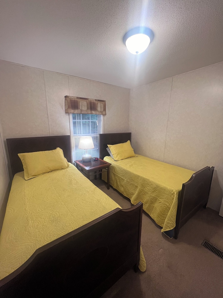 Charming 3-bedroom mobile home with WiFi and AC close to Lake Hartwell ...