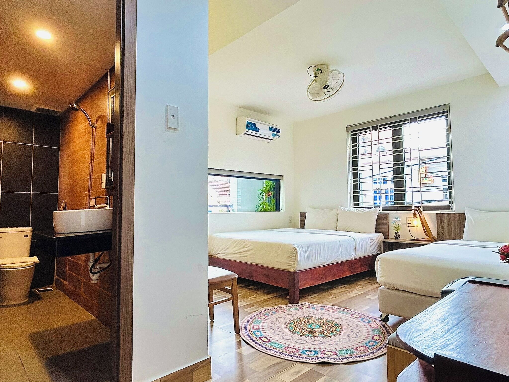 Quarto Familiar, varanda, Vista para a cidade | Sala de estar | Smart TV de 25 de polegadas com canais digitais, brinquedos, livros 