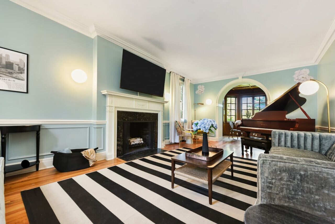 Hostwise Stays  Squirrel Hill Gem! Private Garage! Sleeps 10! - Kennywood, West Mifflin