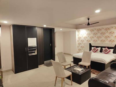 Raj Mahal Rooms & Banquet Hall