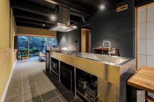 Casa Tradicional, 2 quartos, cozinha, vista para o jardim | Cozinha privada | Minifrigorífico, um micro-ondas, uma placa de cozinha 