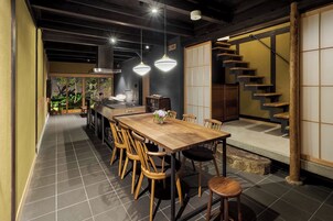Casa Tradicional, 2 quartos, cozinha, vista para o jardim | Refeições no quarto