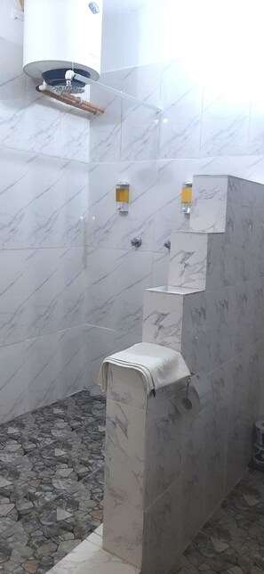 Apartamento panorâmico, 2 quartos, vista para o mar | Banheiro