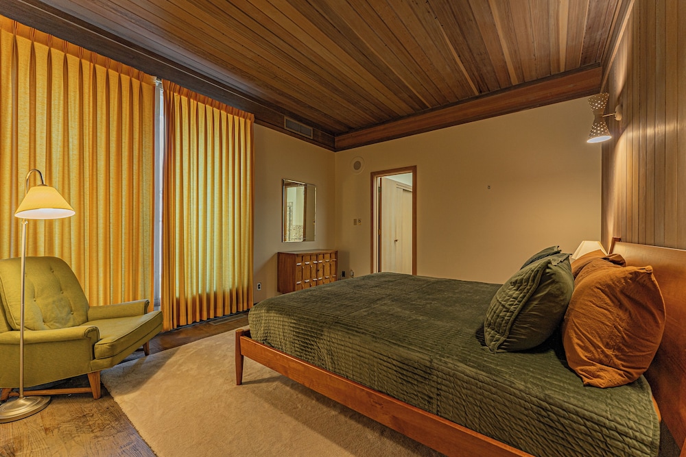 Historical Mid Century Modern Home Designed By Robert Lloyd Buckles - Lincoln, IL