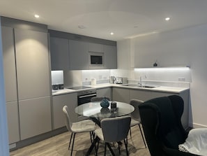 Apartamento | Cozinha privada | Um frigorífico, um micro-ondas, um forno, uma placa de cozinha 