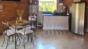 Chalé, 1 quarto, pátio, vista para o jardim | Interior