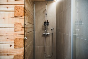 Suíte estúdio premium, vista para o lago | Banheiro | Secador de cabelo, toalhas de banho, sabonete, shampoo